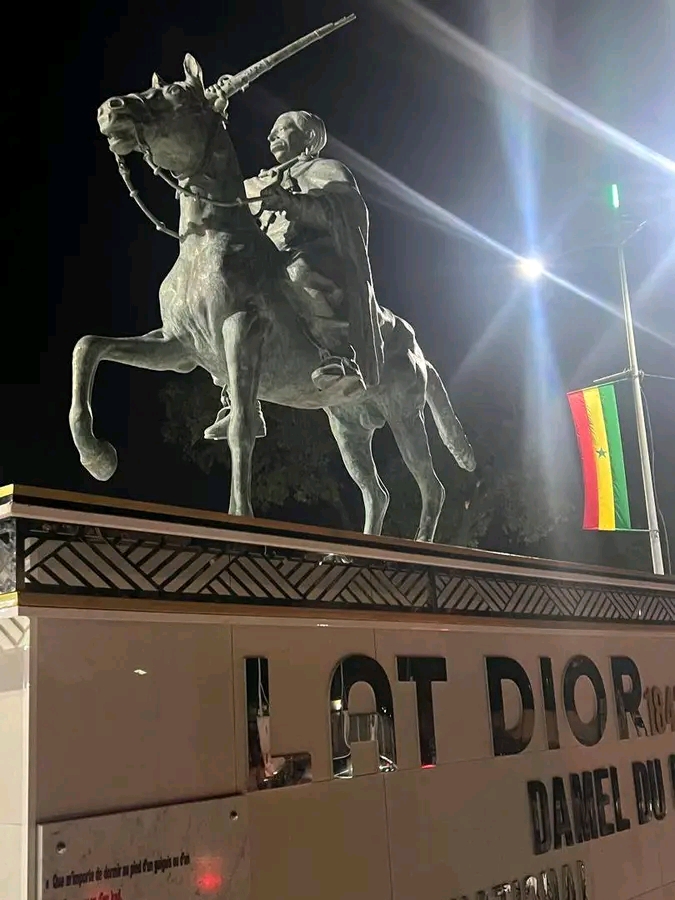 Sénégal🇸🇳 : Hier, le président Diomaye a inauguré une statue de Lat ...