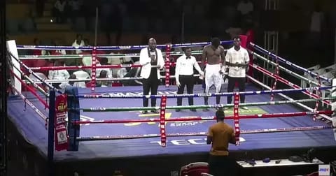 Drame sur le ring : le boxeur nigérian Gabriel Olanrewagu succombe lors d'un combat à Accra ...
